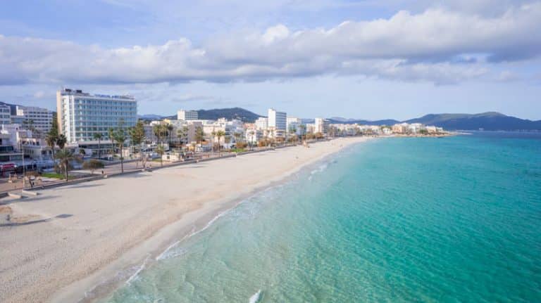 Cala Millor, a huge sandy beach with unforgettable turquoise waters ...