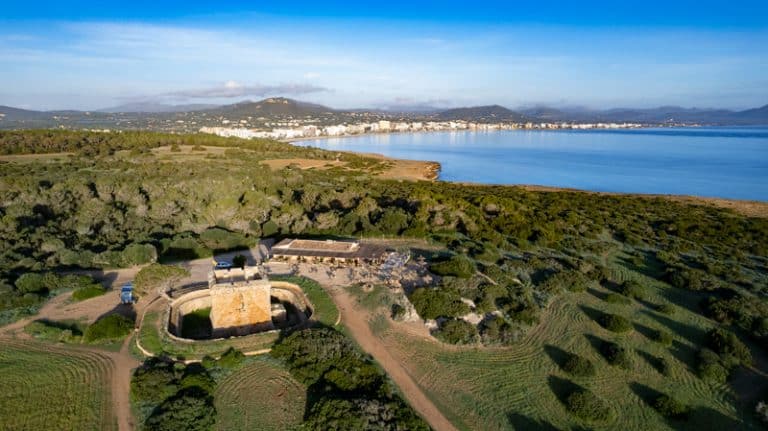 Cala Millor, a huge sandy beach with unforgettable turquoise waters ...
